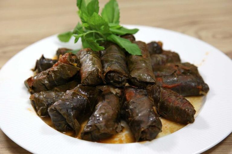 Etli Yaprak Sarma Tarifi, Nasıl Yapılır? (Videolu) - MaksatBilgi