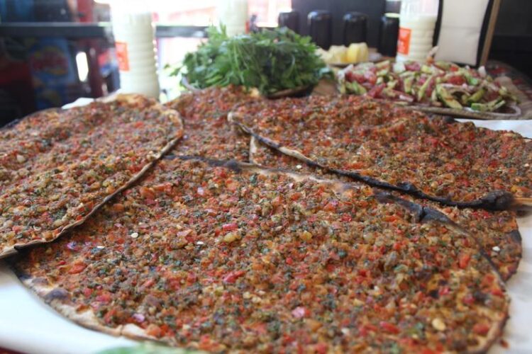 Antep Lahmacun Tarifi, Nasıl Yapılır? (Videolu) - MaksatBilgi
